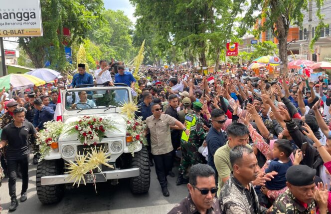 Antusiasme Warga Grobogan Sambut Pawai Gus Yasin dan Jokowi